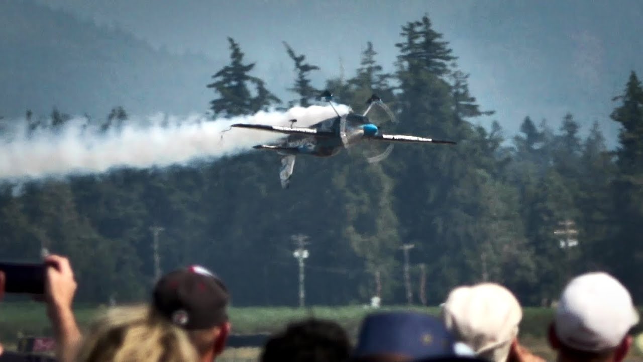 Female Aerobatic Pilot Melissa Burns | Stunning Airshow Performance ...