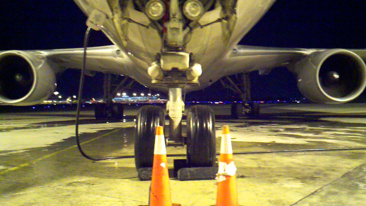 767 engine run up - YouTube