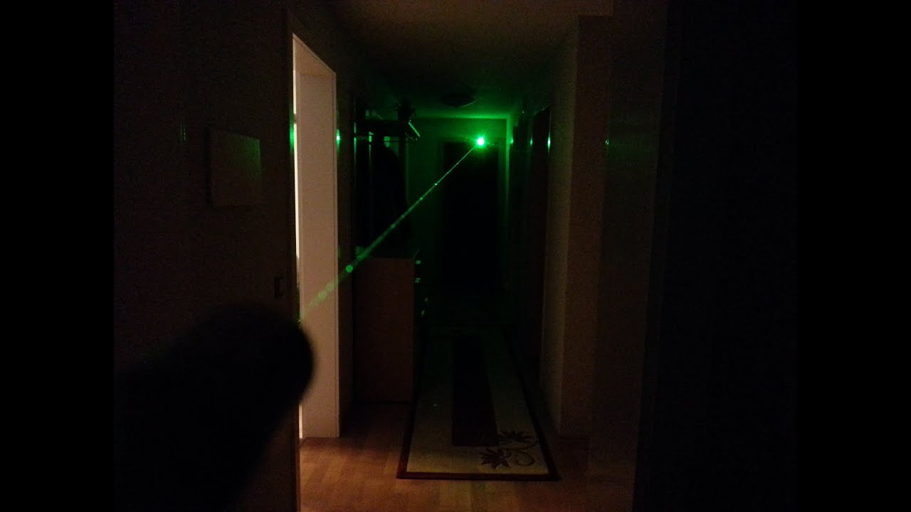 150mW Green Laser Pointer shooting in the Sky - YouTube