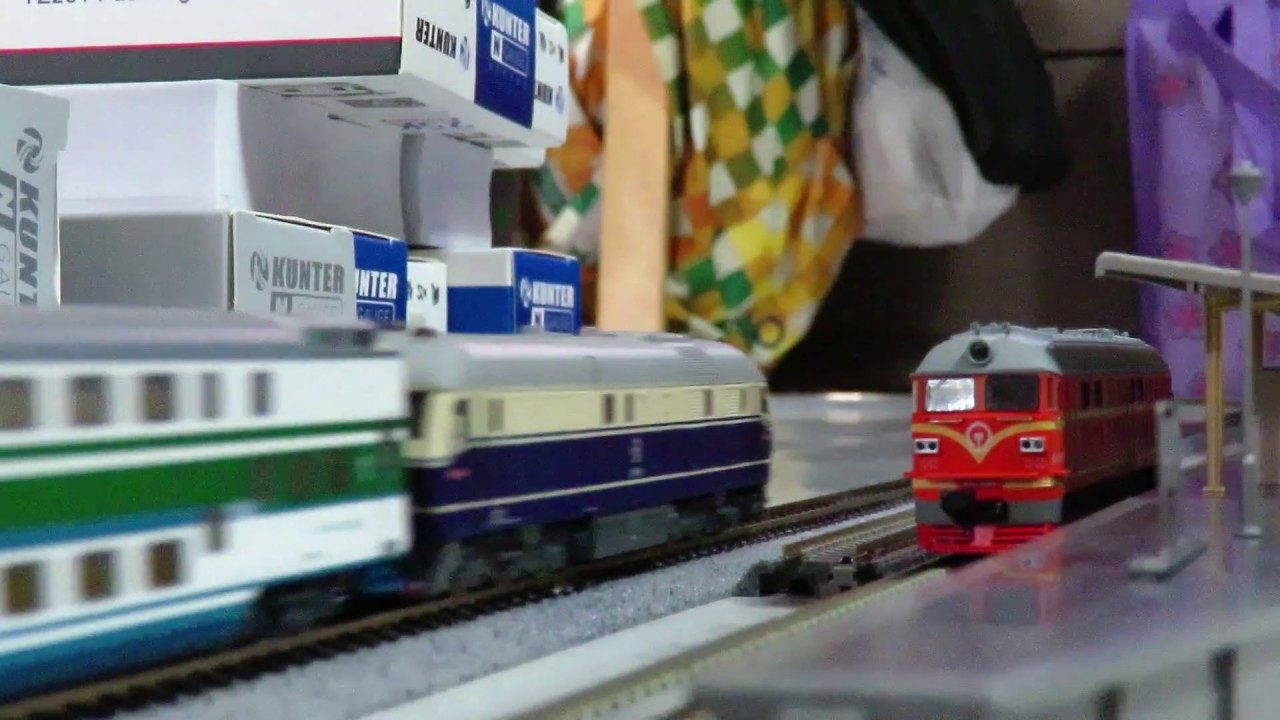 {Train Model} Passenger train meet Single Locomotive DF4B 2233 - YouTube