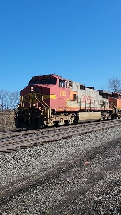 BNSF 28 year old Fakebonnet 783 leads CSX oil train B116 in beautiful sun! #shorts #bnsf # ...