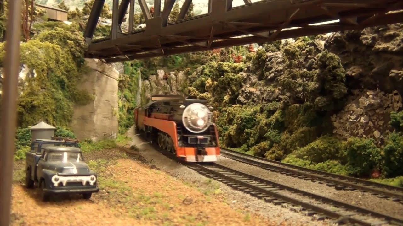 HO Model Railroad Southern Pacific 4449 GS4 Daylight - YouTube