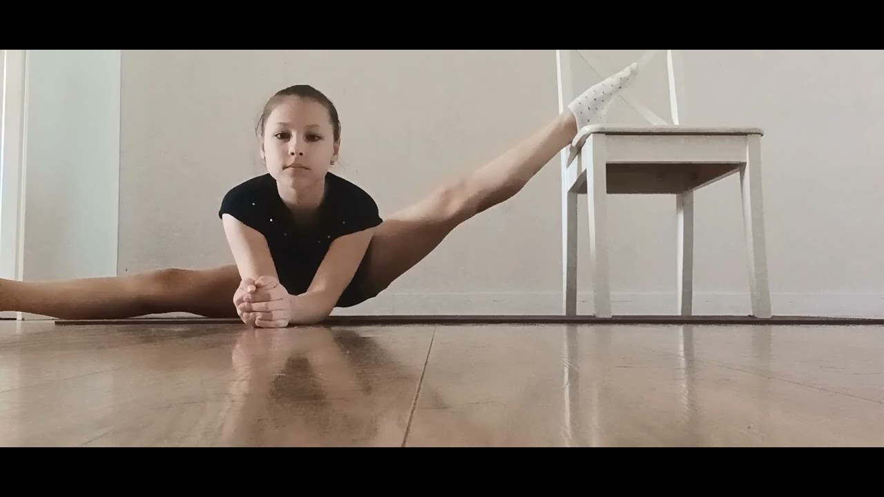 Middle split🙃 - YouTube