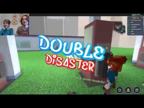 Playing Roblox with my Mom! - YouTube