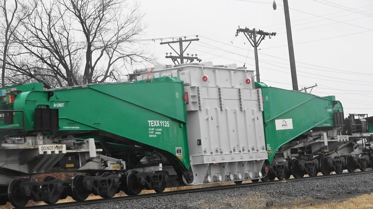 UP 5126 Leads Large Transformer Move, 12/13/2022 - YouTube