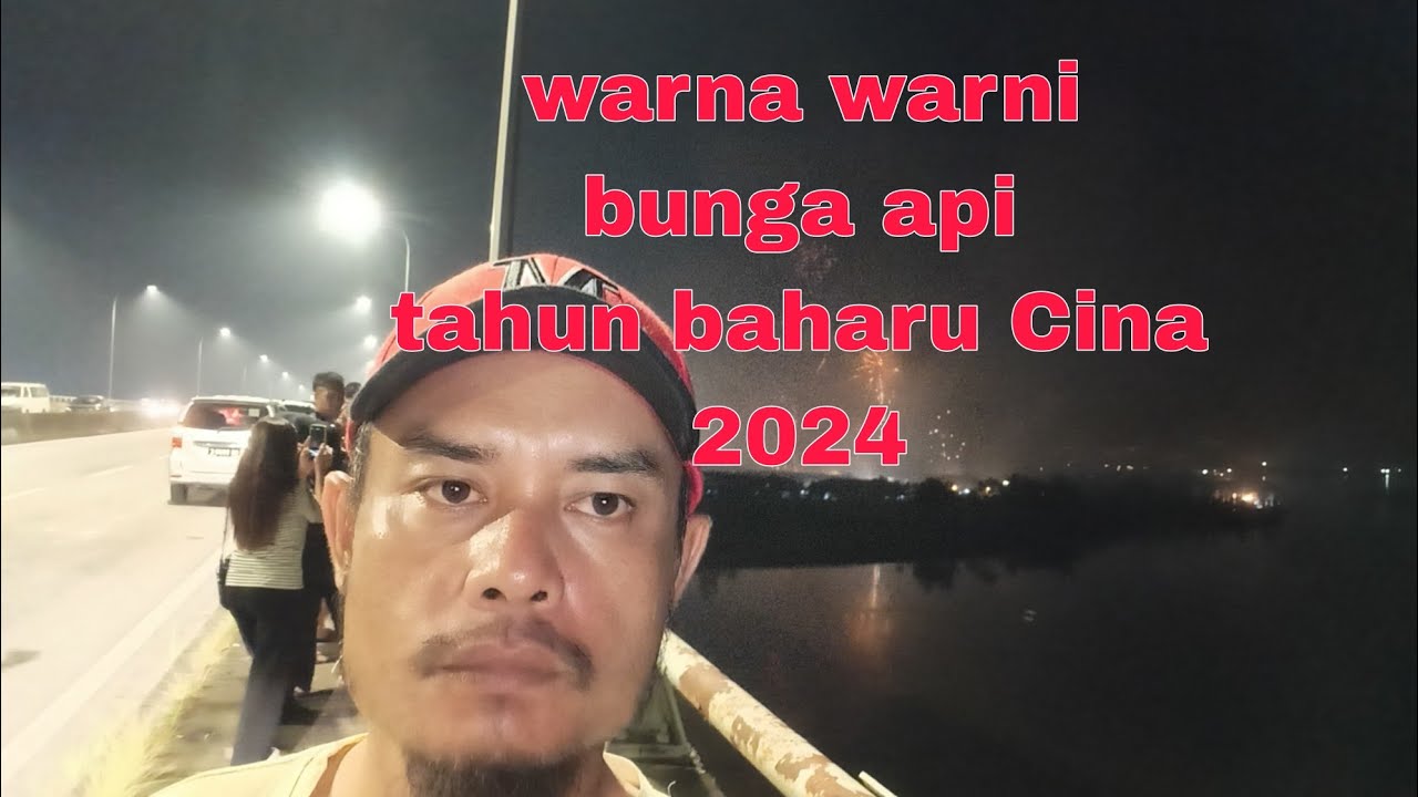 pemandangan indah percikan bunga api sempena sambutan tahun baharu Cina ...