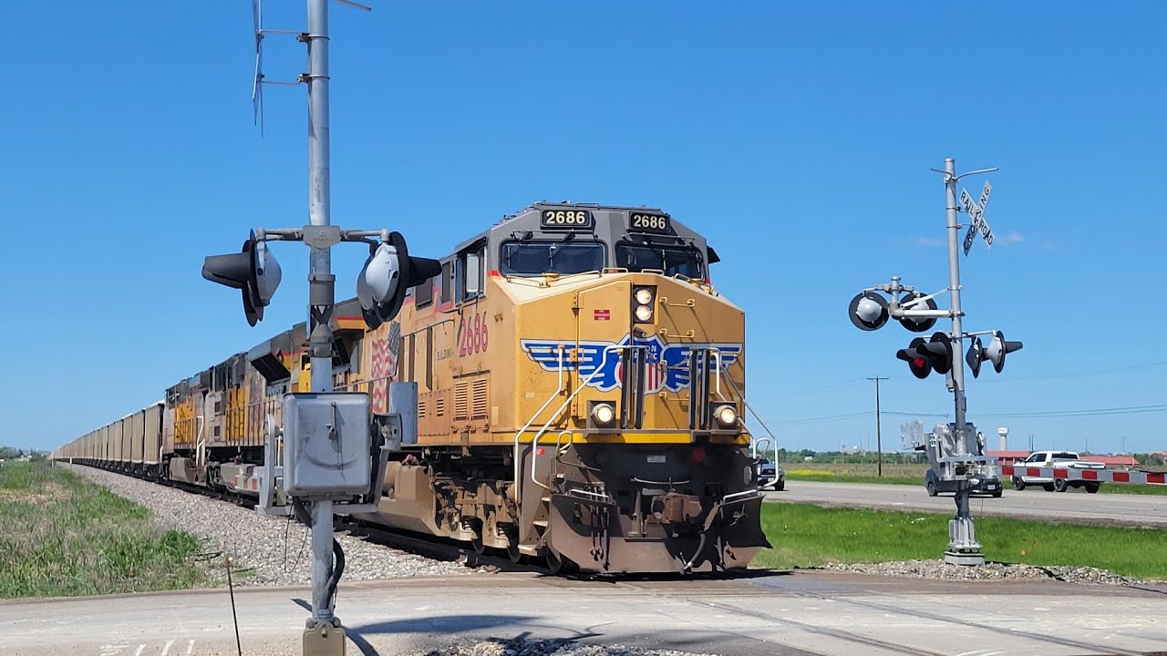 Union Pacific 2686 leads a northbound WRRC gravel train through Hutto ...