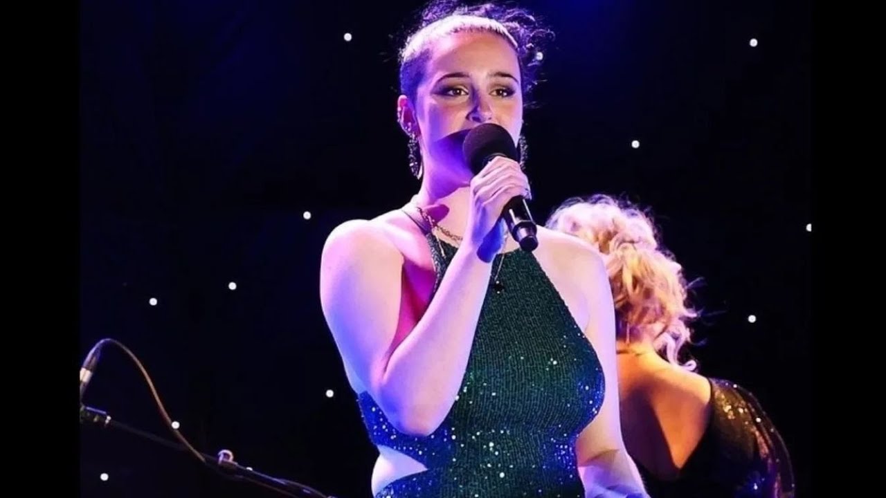 Izzy Farrah at Ballarat Carols by Candlelight 2022 - YouTube
