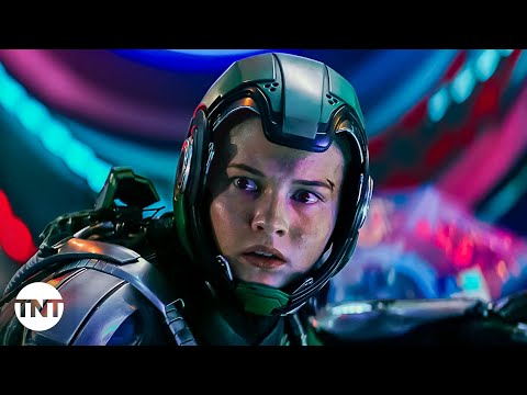 The Gipsy Avenger Kills the Mega-Kaiju [CLIP] | Pacific Rim Uprising | TNT