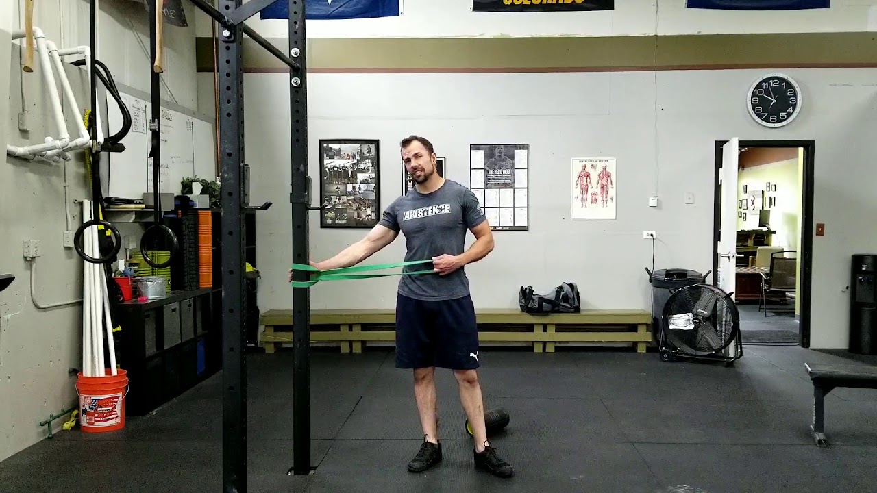 Kneeling Banded Row Lat Activation - YouTube