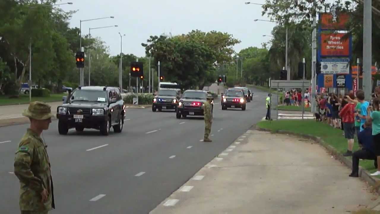 President Obama Convoy Drive Past In Darwin - YouTube