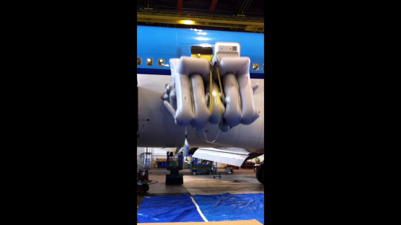 Boeing 747-400 Slide Deployment - YouTube