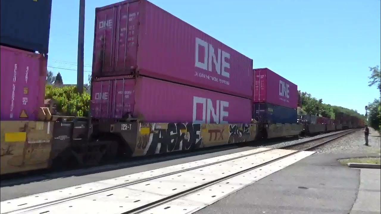 (Northbound) UP Intermodal Train passes through the Titlow Beach Railroad Crossing. - YouTube