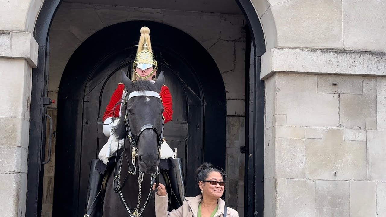 Don’t Touch, King’s Guard Tells a Woman - YouTube