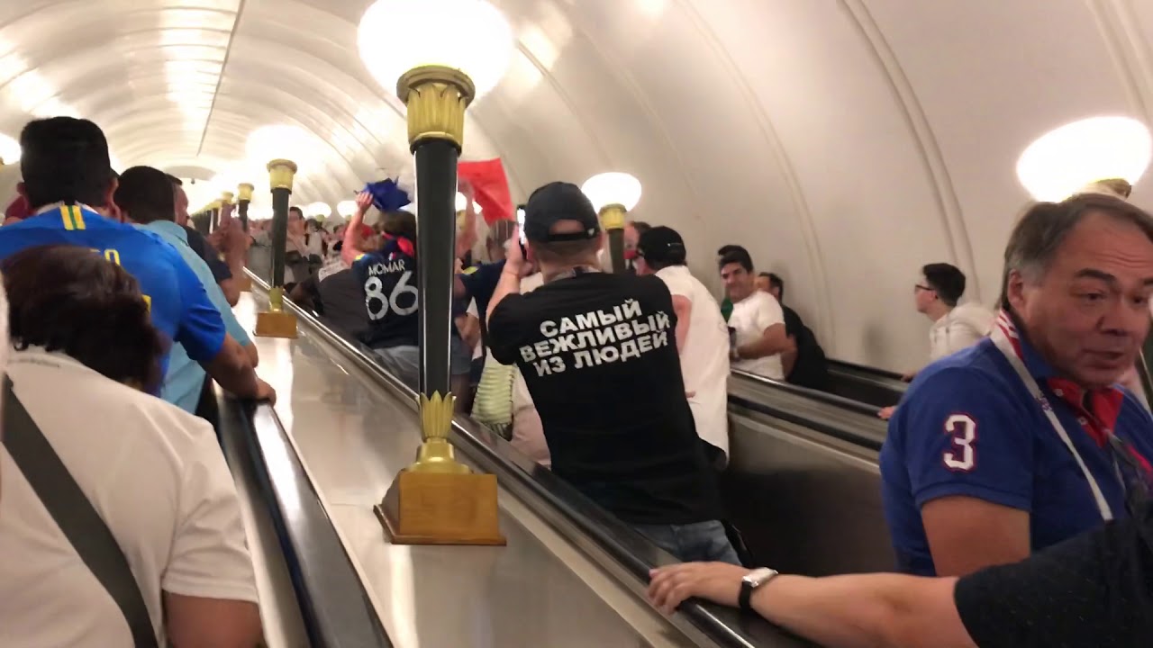 French fans in Moscow metro - YouTube