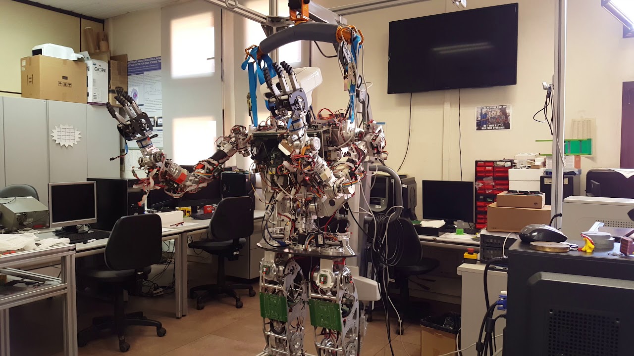 Robot Teo: spanish presentation - YouTube