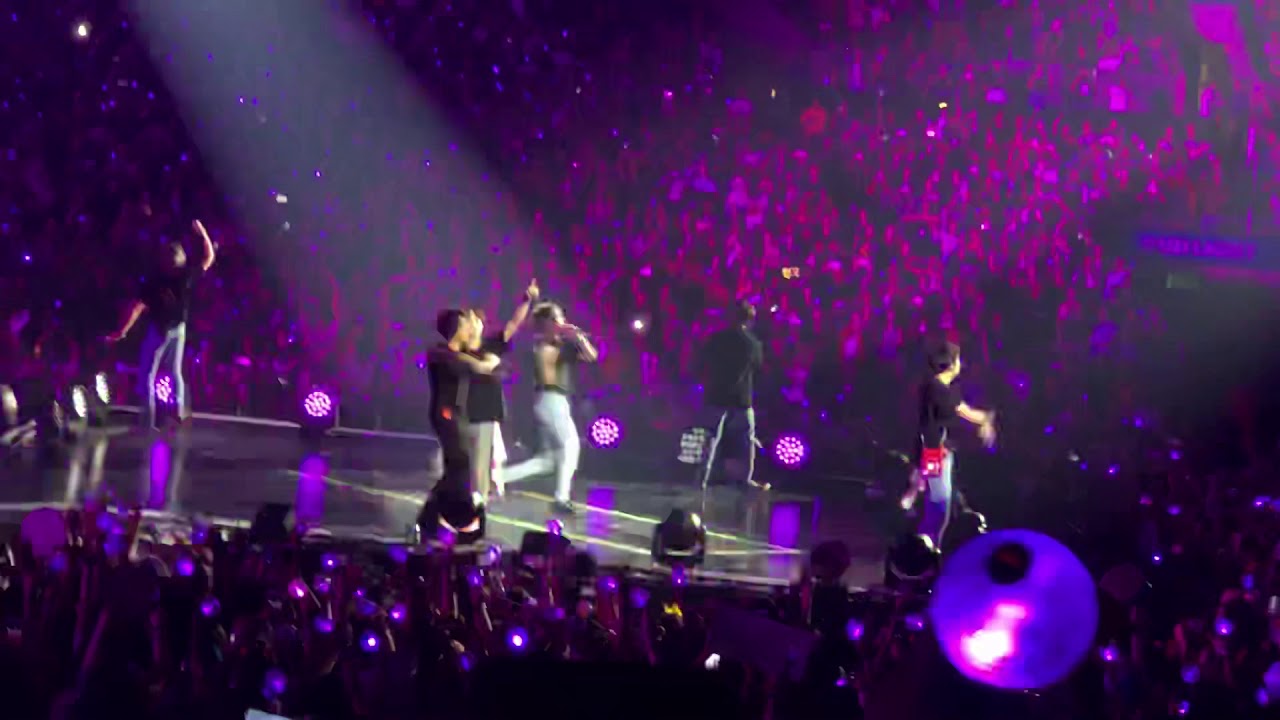 BTS: Army bomb wave, So What & Anpanman @ Staples Center 180909 - YouTube