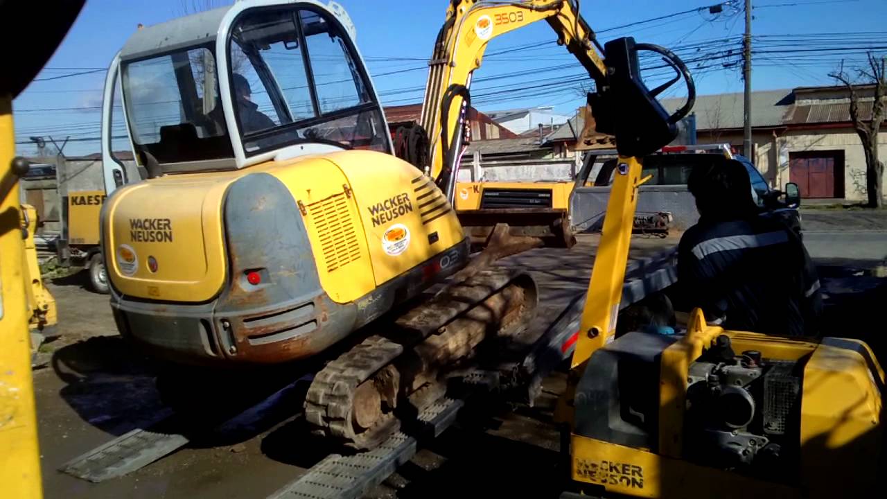 Maquinarias Euroequip spa (Maniobra de mini excavadora Wacker Neuson ...