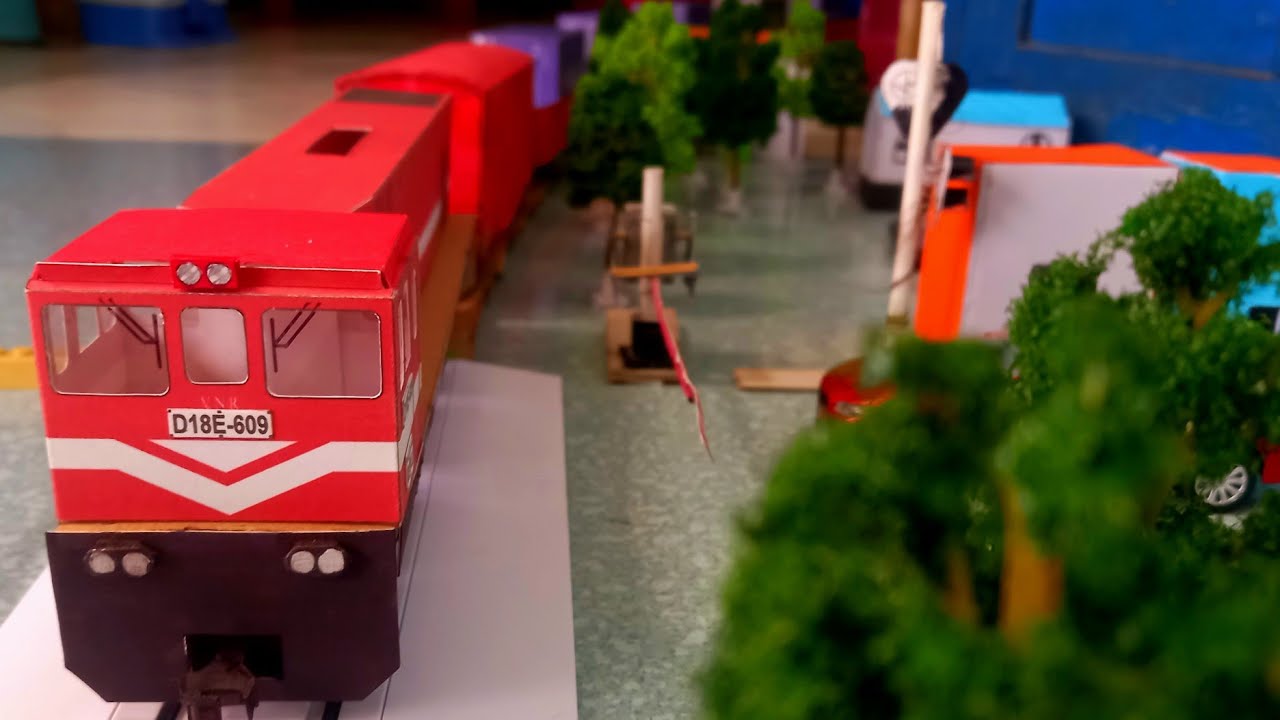 THE MONEY TOY TRAIN PASSED AUTOMATIC BARRIER! TÀU CHỞ TIỀN SÁNG CHÓI ...