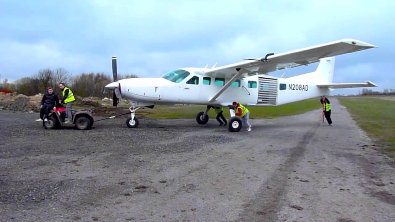 Arrival of the Cessna Grand Caravan at Peterlee Parachute Centre - 26 ...