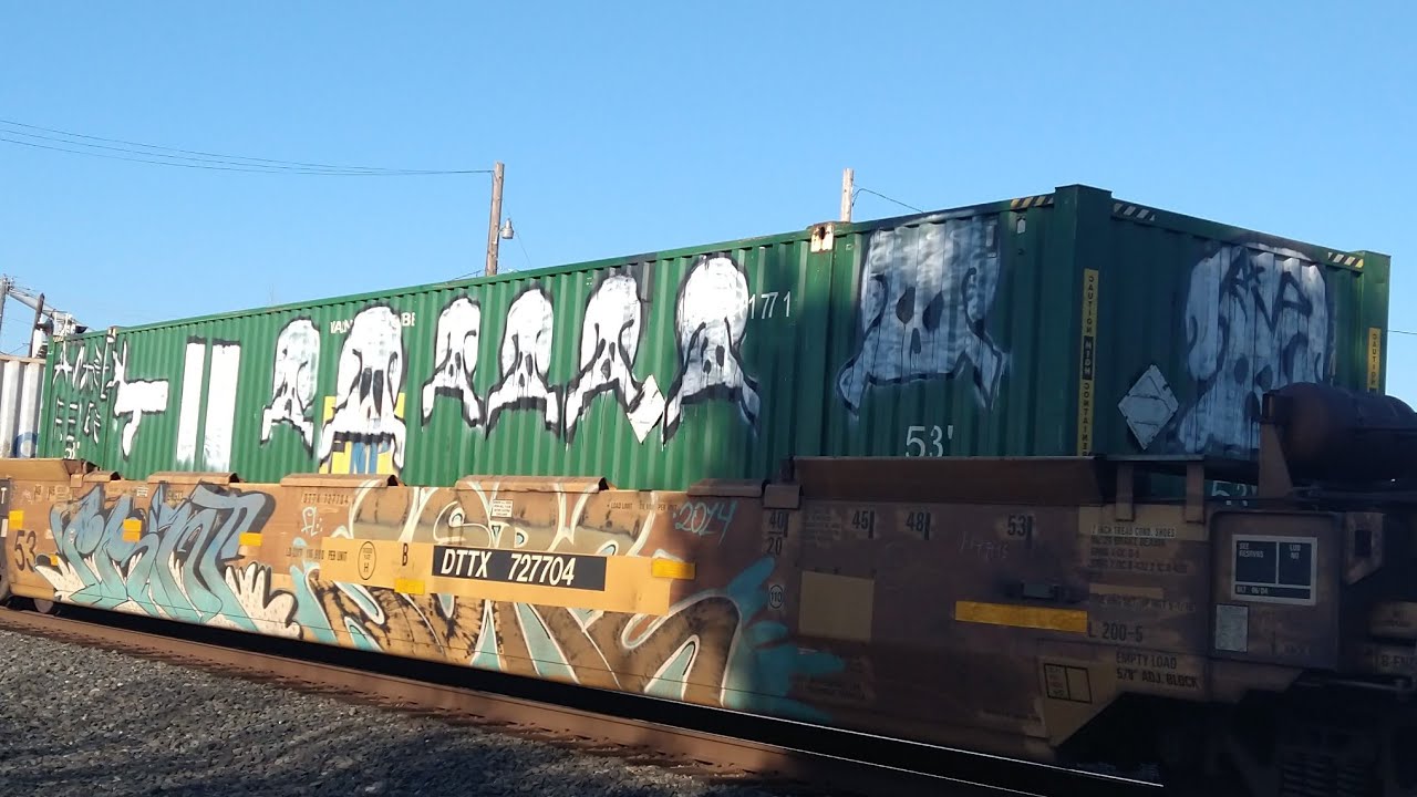 UP 7061 LEADS THE MRVWCX - YouTube