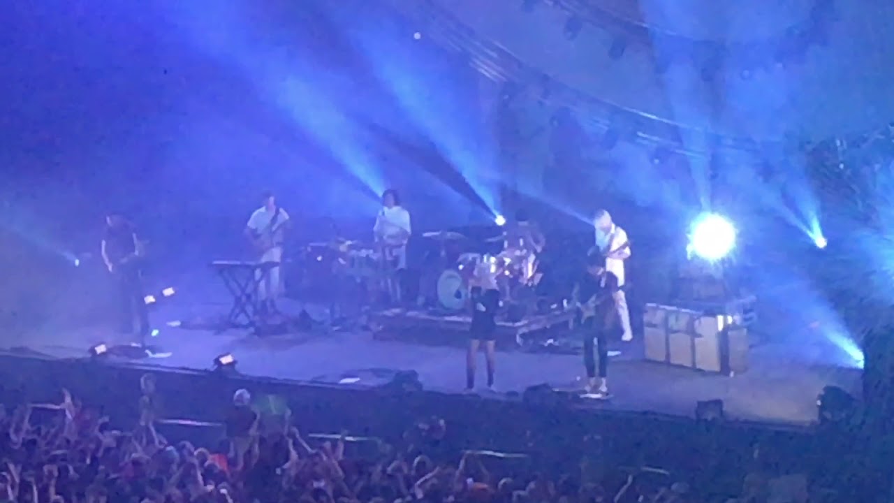 Misery Business - Paramore | Manchester Arena full song with guests ...