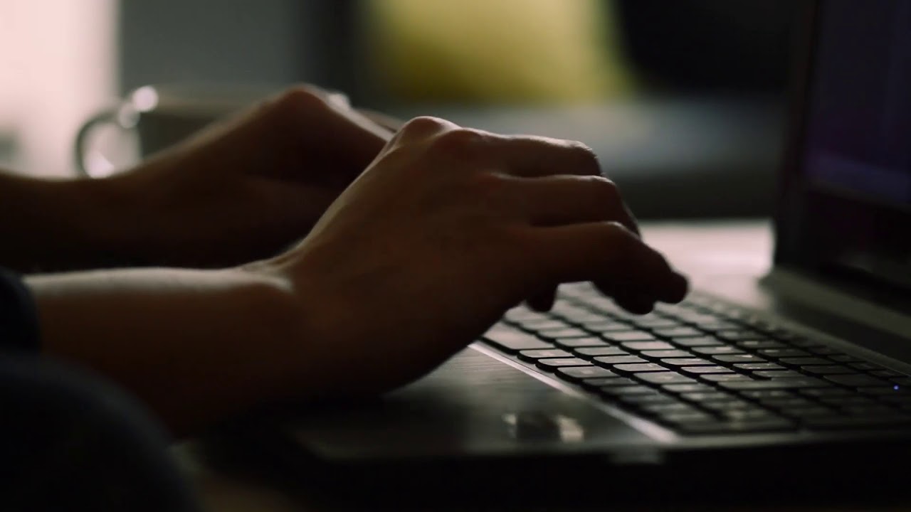 Persona tecleando - YouTube