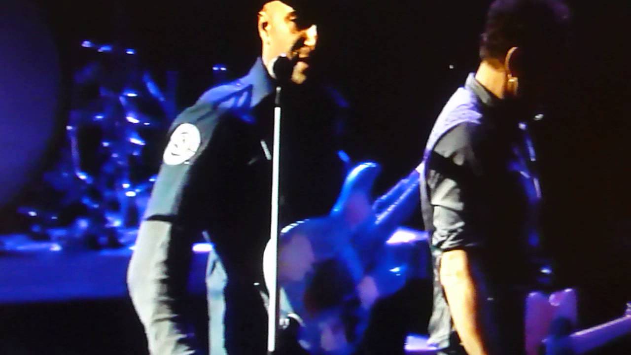 BRUCE SPRINGSTEEN TOM MORELLO perform THE GHOST of TOM JOAD at the ...