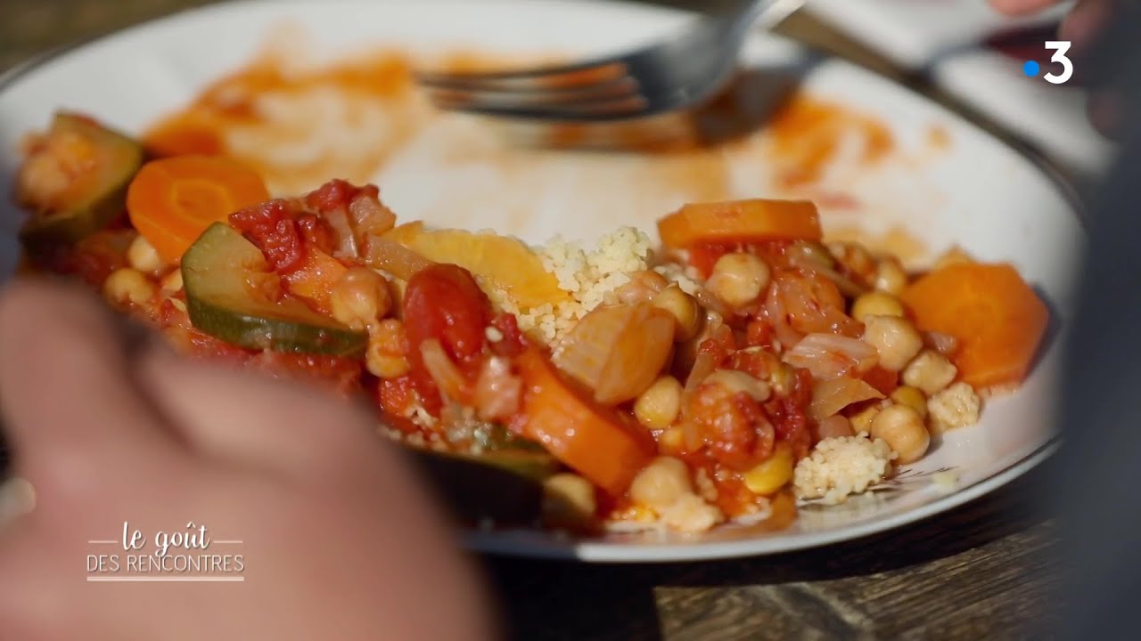 Un menu étudiant pour deux euros à Surgères - YouTube