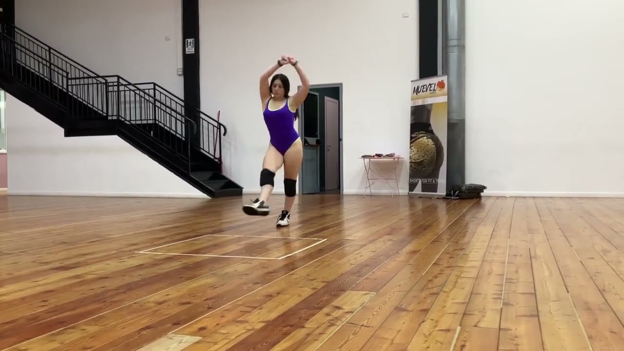 Italian Twerk Contest Round 3 Dilan vs Miki - YouTube