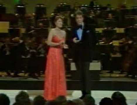 Monique Brynnel & Jon Weaving, singing , Am Manzanares - YouTube