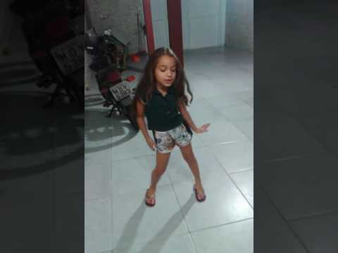 Minha prima de 7 anos dançando