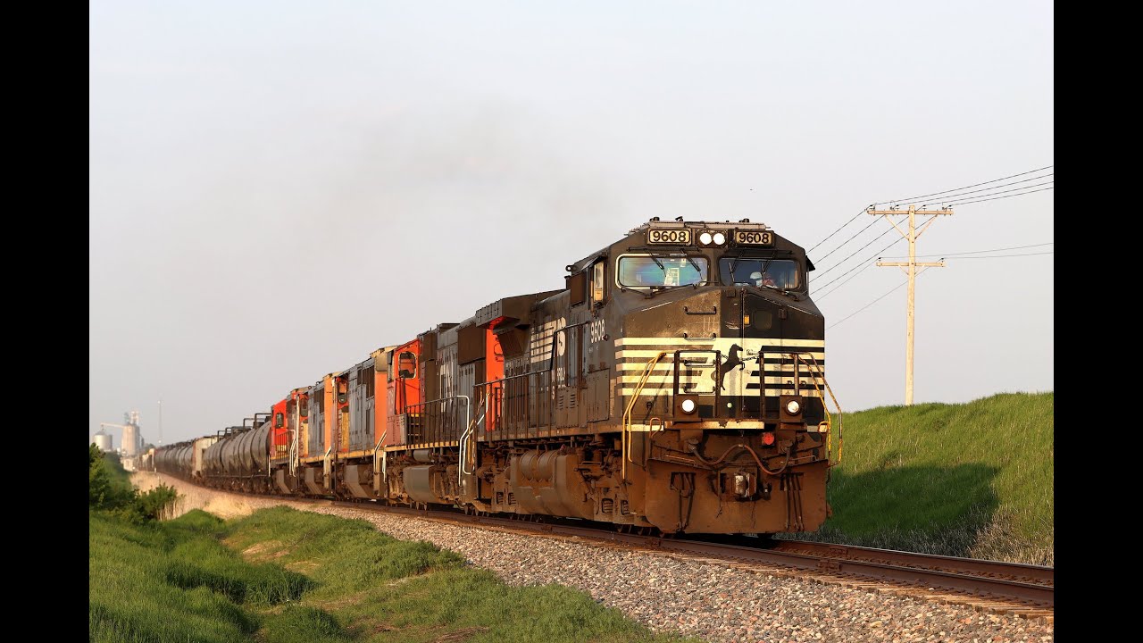 Rolling Coal On The UP, Dash 8's In Tow On The CN - YouTube
