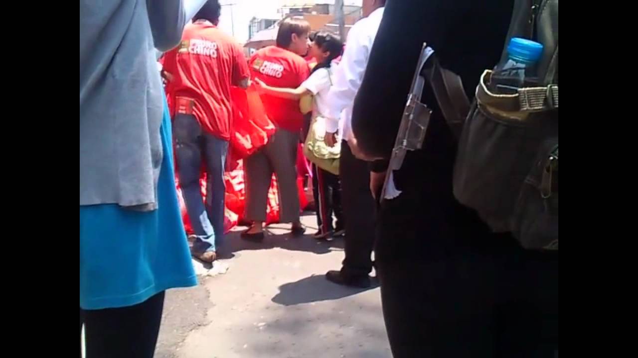 Pedro Chino y su brigada dando regalos en Coyoacán - YouTube