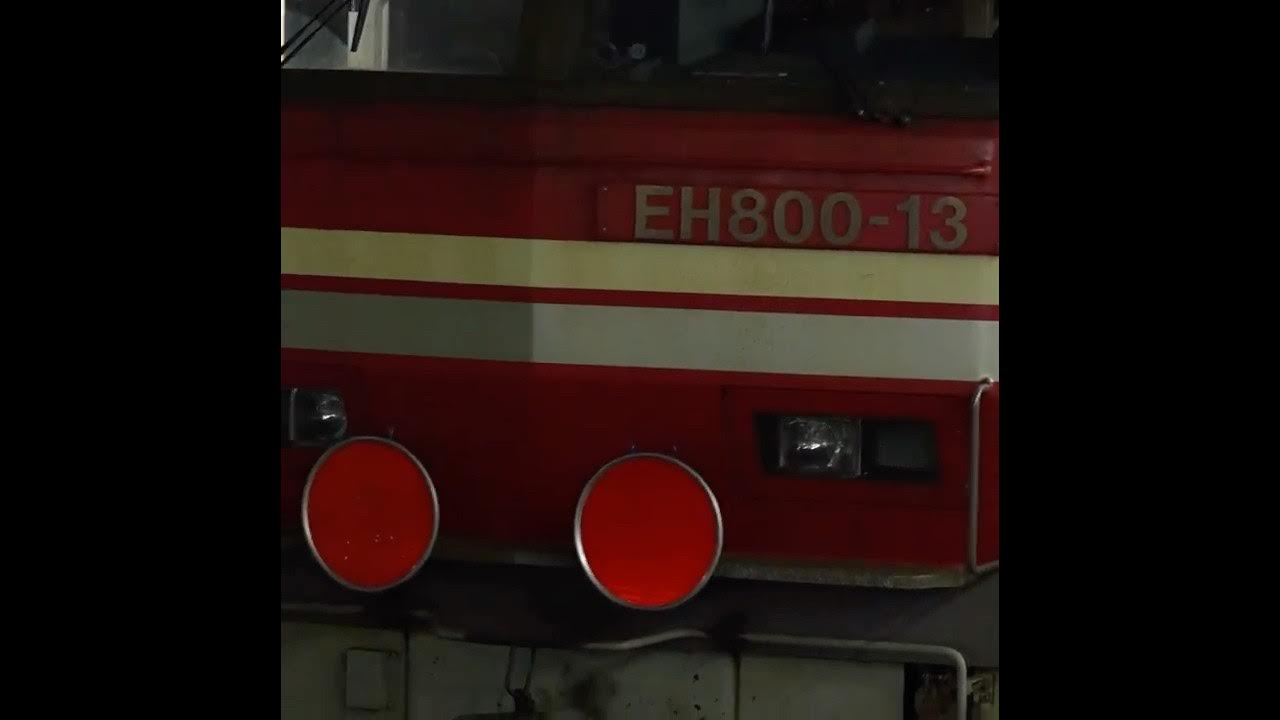 EH800-13、大宮駅13番線到着→OM入場 - YouTube
