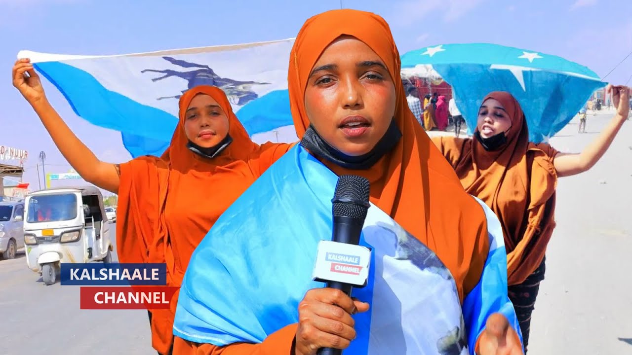 Gabadhii bilowga Kacdoonka Laascaanood siday Calanka Somalia oo ka ...
