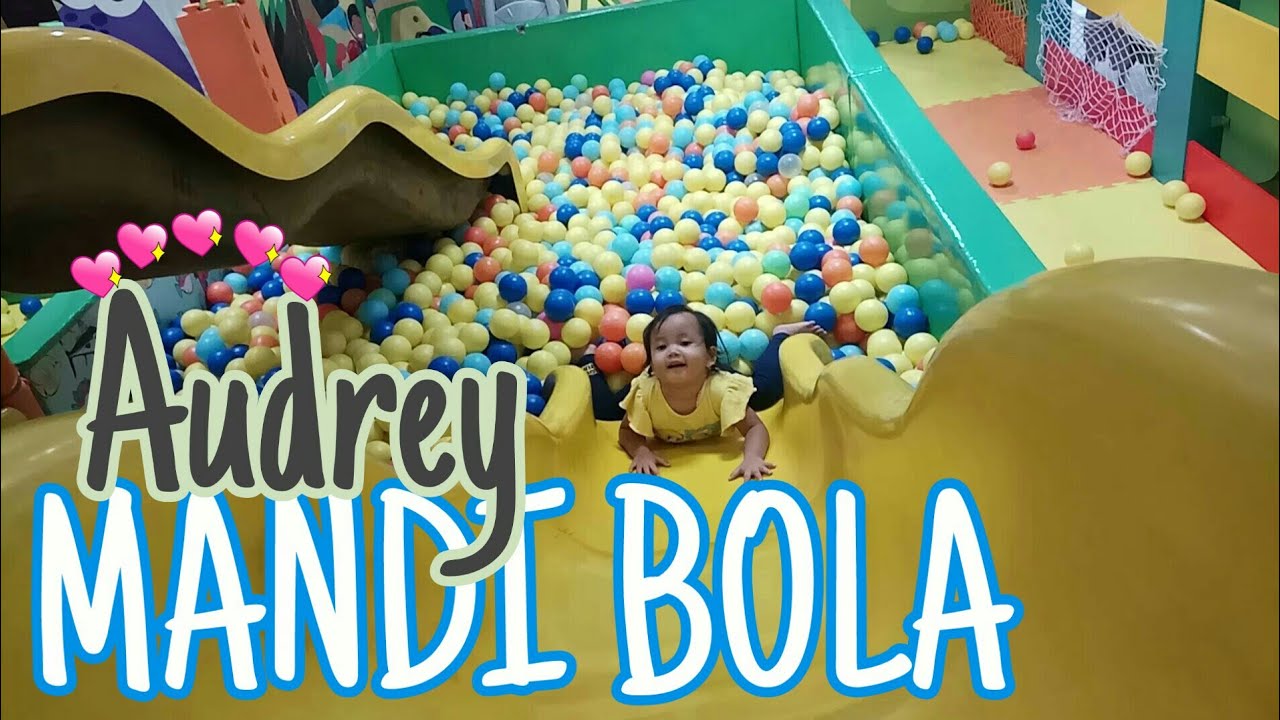 AUDREY MAIN MANDI BOLA - YouTube