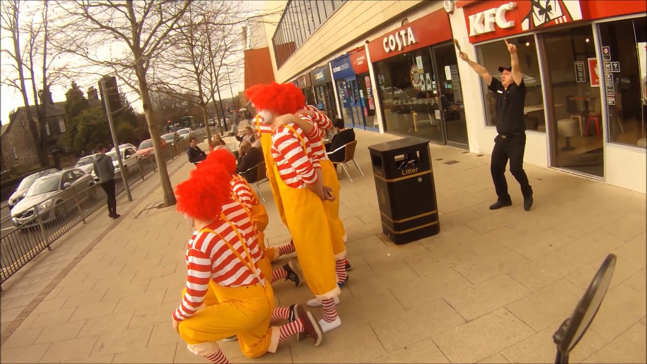 Industrious KFC Employee Photobombs Clowns - YouTube