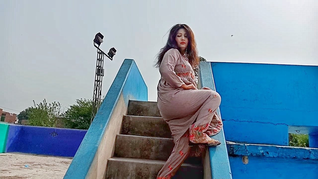 Sitara Khan Walking Acting In Song Scene - YouTube