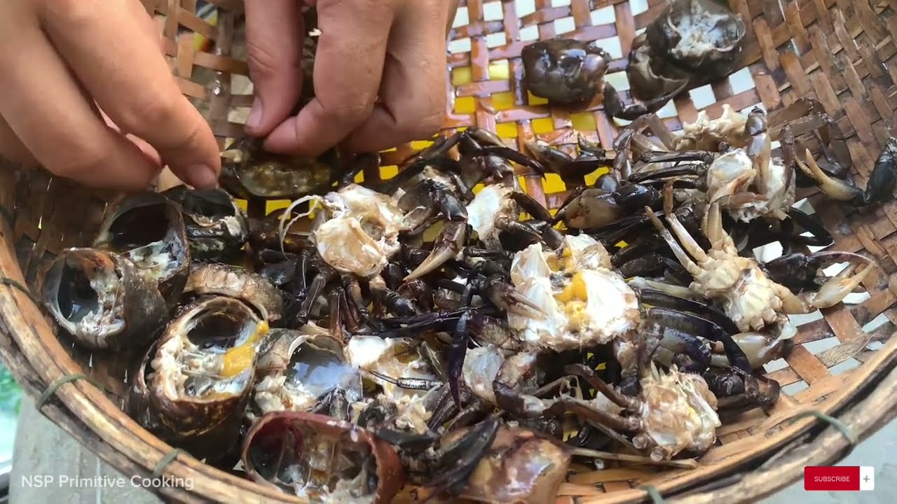 Survival skill - Catching a lot of crabs for cooking in farm at raining ...