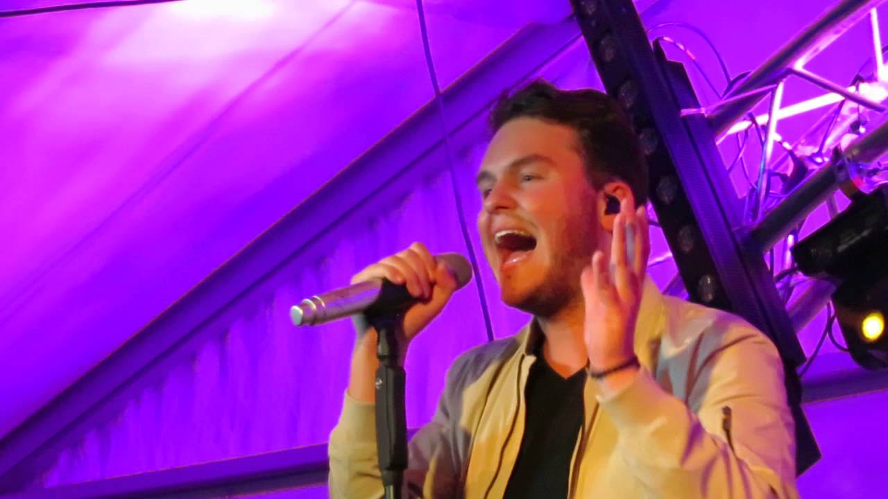 Henk Dissel ''Een Bom" live in Boxmeer - YouTube