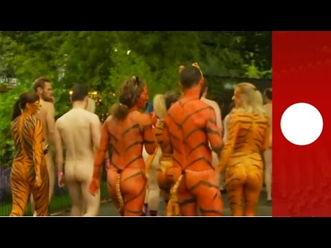 Naked runners streak through London zoo