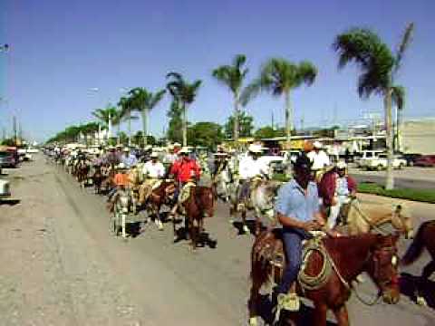 Desfile de la organisacion ganadera del Municipio De Rodeo Durango ...