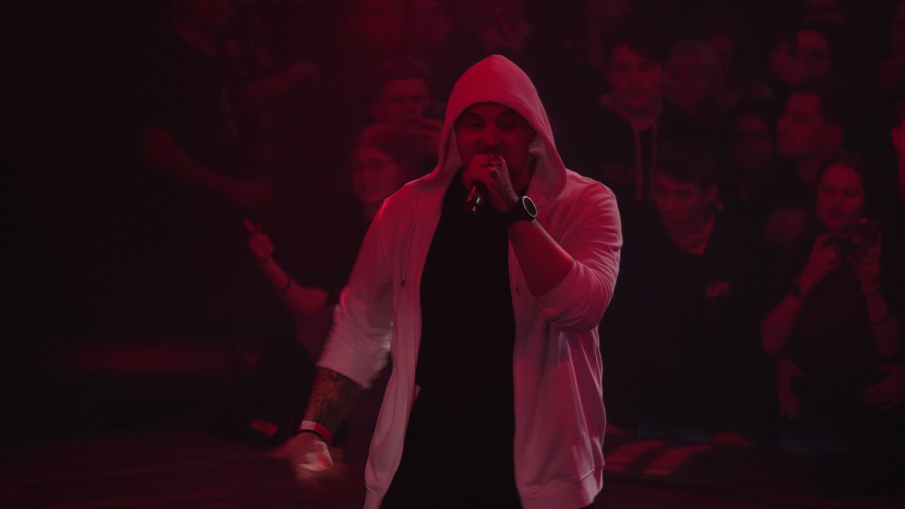 DeeThane - Nepřítel státu | Live from Lucerna | #ShowJakMaBeat - YouTube