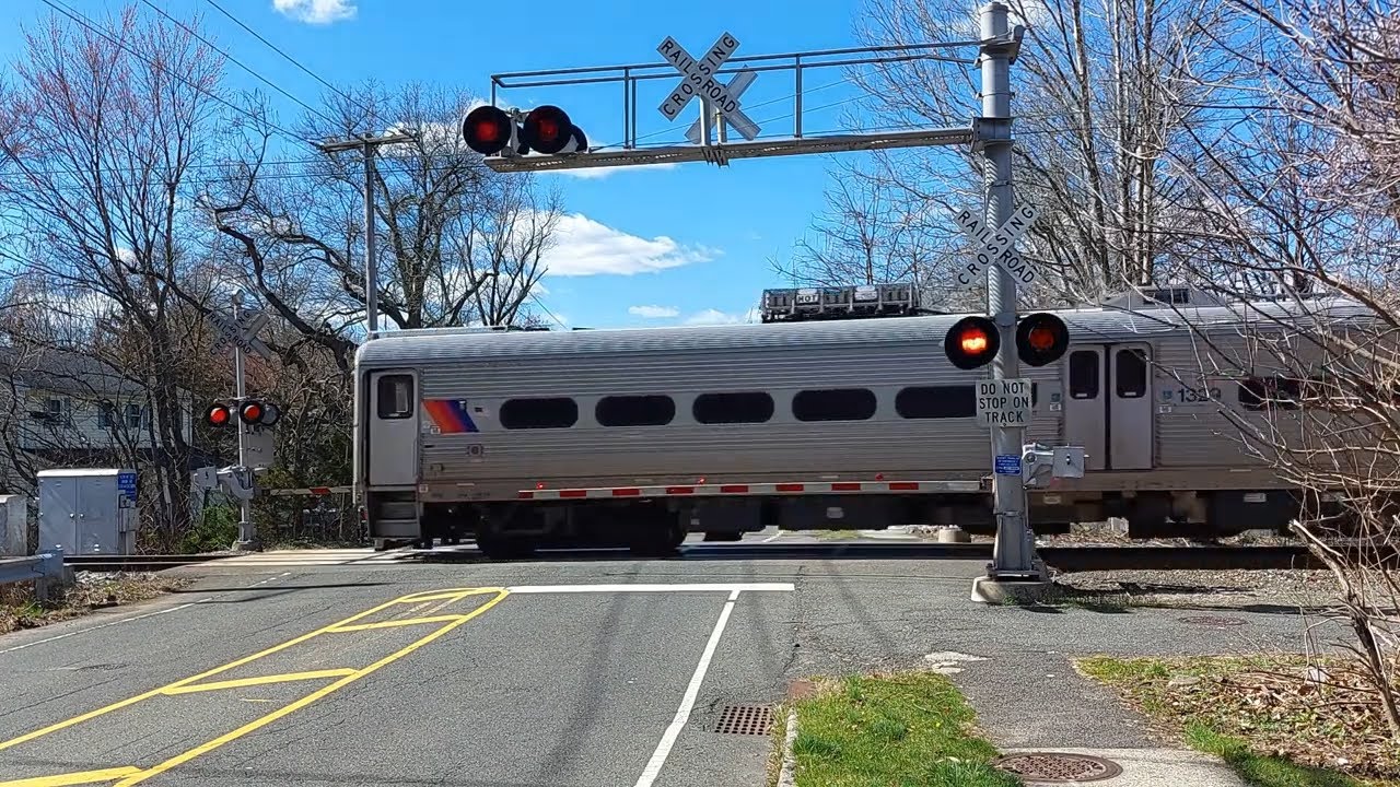 Arrow III train @ Union Ave - YouTube