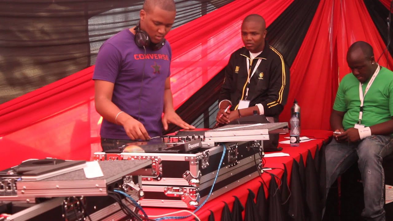 Deejay Creepa at EA Dj Convention 2013 Dj Battle Round 1 - YouTube
