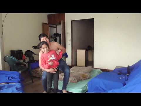 Cuidando a la hermana.