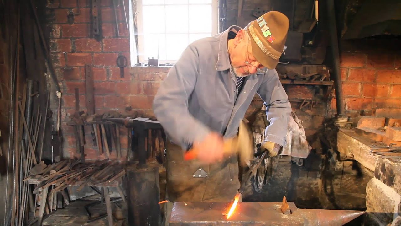 So funktioniert Schmieden: Ein Schmied aus Ehlen zeigt es - YouTube
