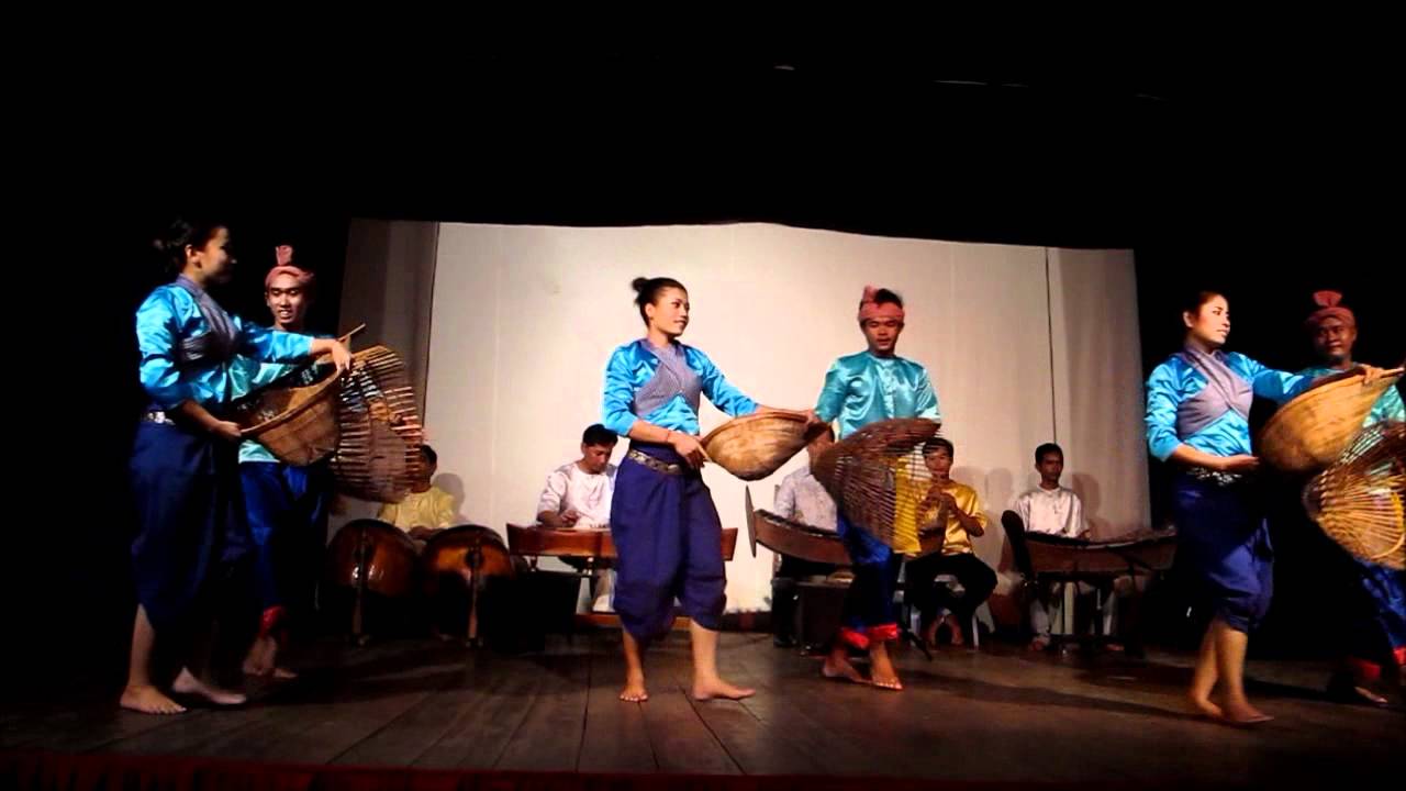 Khmer Folk Dance - ROBAM NESAT - YouTube