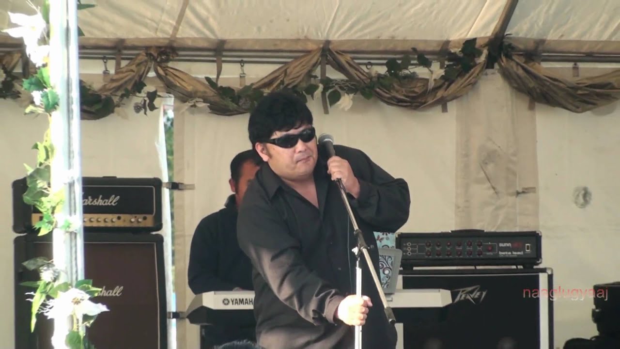 Hmong New Year Sacramento 2008-2009 Sy Lee 2 songs - YouTube